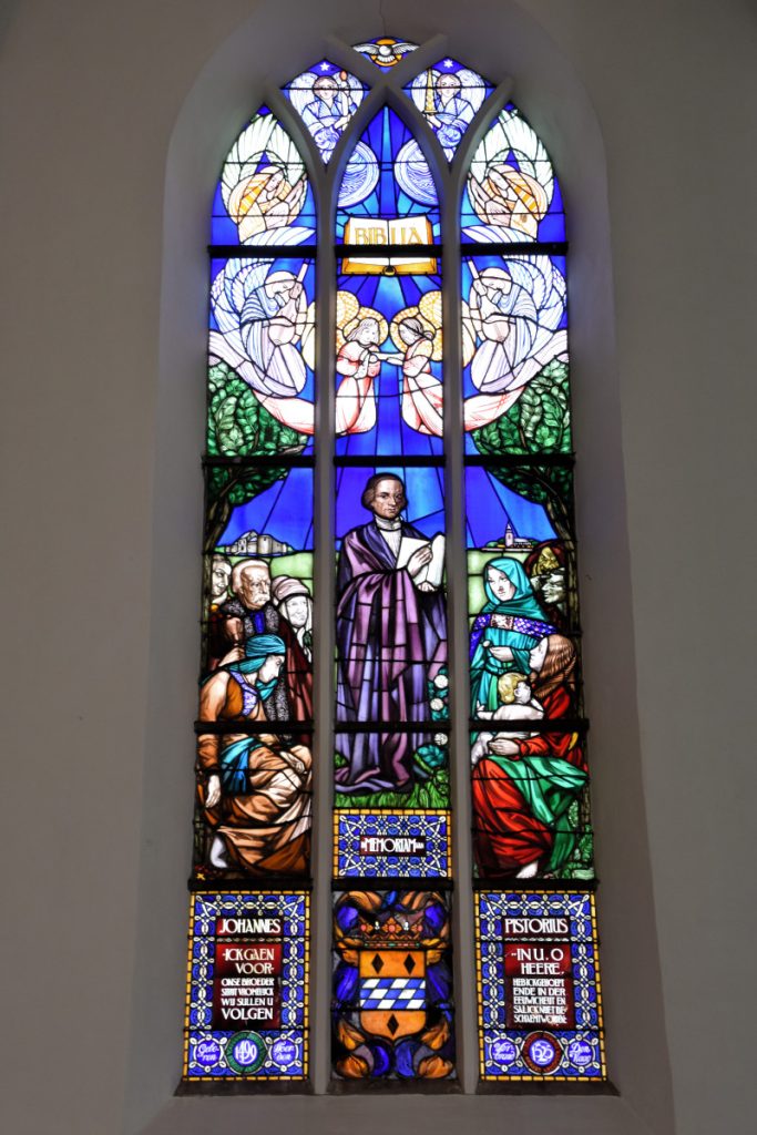 Jan de Bakker raam in de Petruskerk. Dit dateert uit 1925, bij de ...