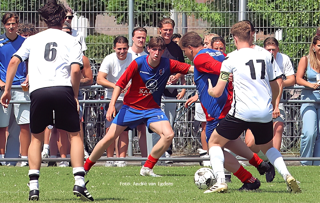 Kay Garretsen voor CVC Reeuwijk aan de bal met Levi van Beek in de ...