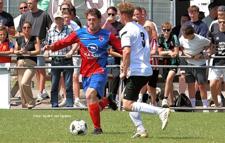 Kay Garretsen voor CVC Reeuwijk aan de bal met Levi van Beek in de ...