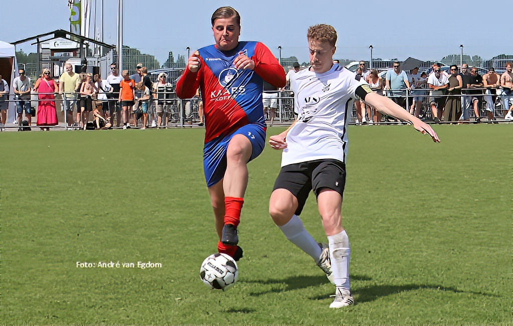 Youri Kalmeijer (l) en Jelle Koenekoop duelleren om de bal.