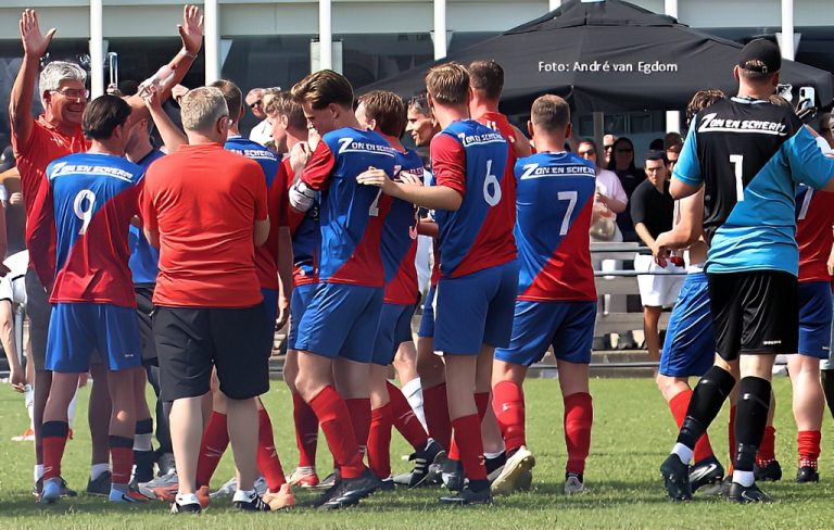 Foto: CVC Reeuwijk viert de 0-1 winst op WDS. De finalewedstrijd voor ...