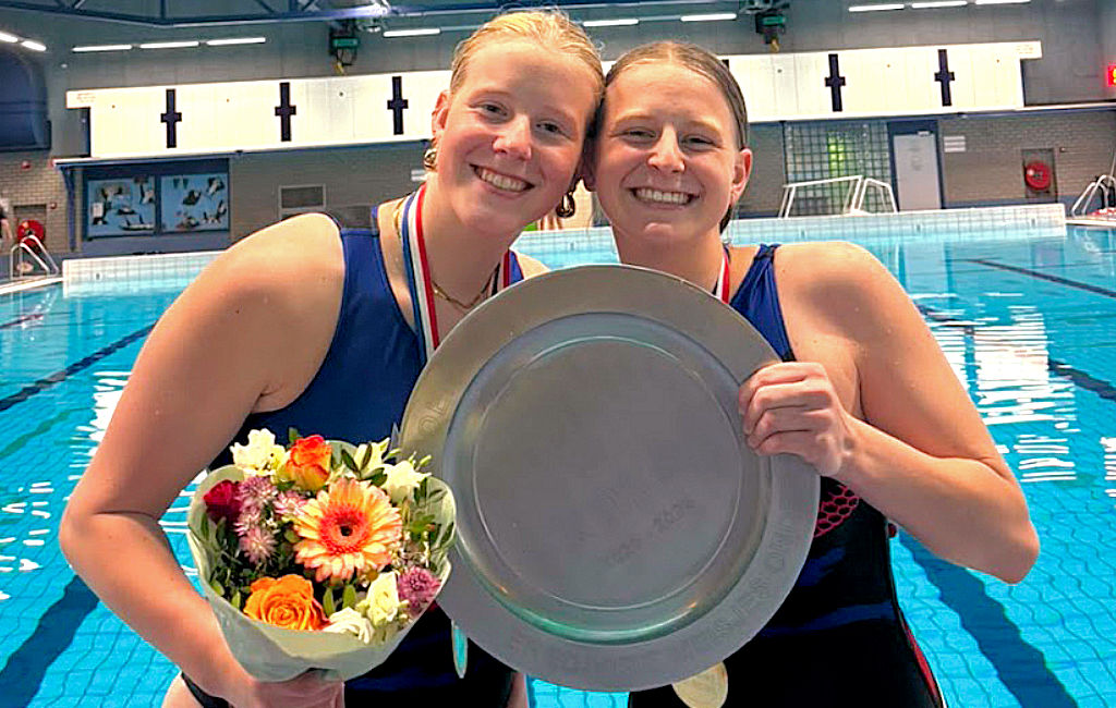 Tessa en Erin de Jong met GZC DONK 2x landskampioen waterpolo. (Foto ...